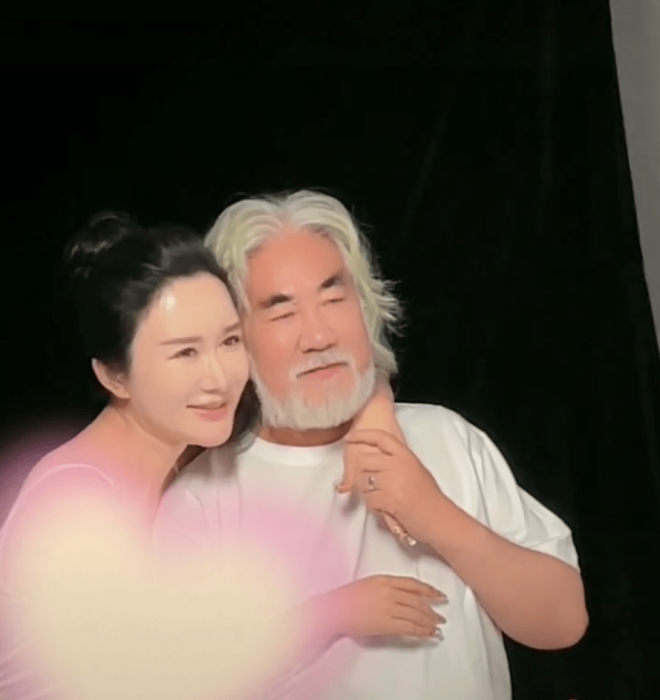 71岁张纪中与妻子拍大胆写真，杜星霖需遮码 - 人在温哥华网 VanPeople.com