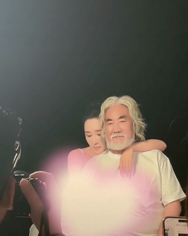 71岁张纪中与妻子拍大胆写真，杜星霖需遮码 - 人在温哥华网 VanPeople.com