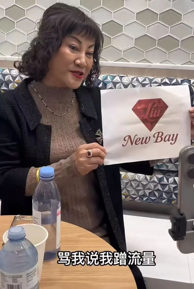 打脸网友！华人女富豪刘伟宏拿下28家The Bay门店 建立新品牌 - 人在温哥华网 VanPeople.com