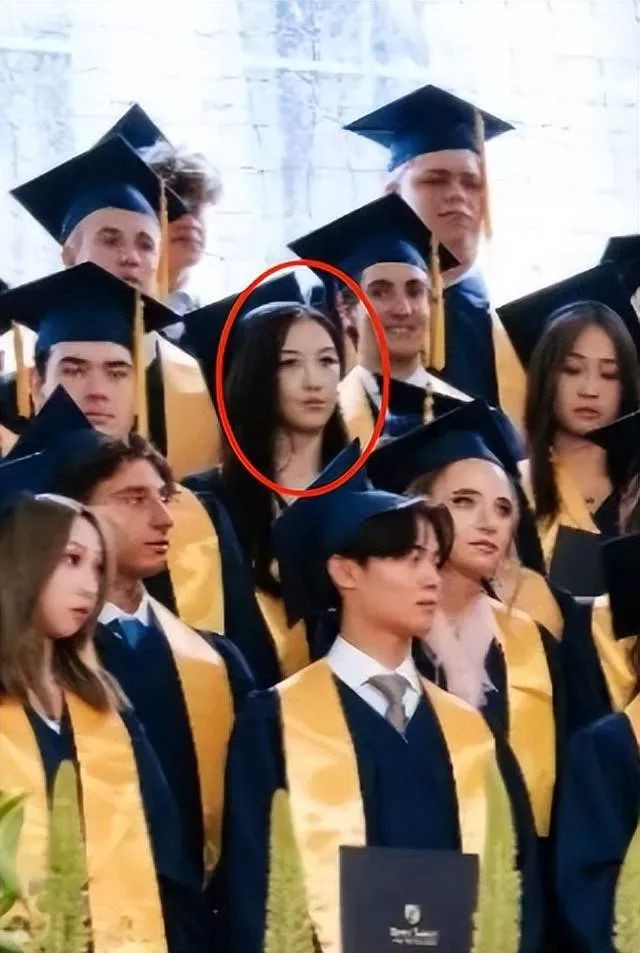 19岁李嫣高中毕业照曝光，站边缘但颜值抢镜 - 人在温哥华网 VanPeople.com