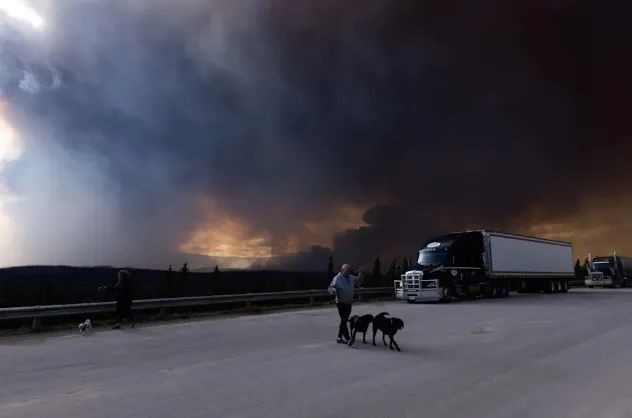 BC省也遭殃！加拿大山火失控！2.5万人紧急撤离 - 人在温哥华网 VanPeople.com