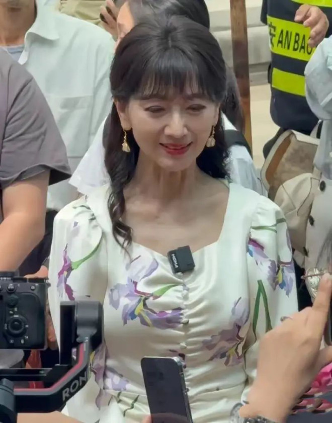 71岁赵雅芝生图曝光，脸小身瘦像个“假人”，穿长裙踩高跟还很拼 - 人在温哥华网 VanPeople.com