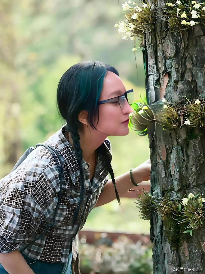 51岁周迅太显年轻！扎麻花辫嫩得像25岁 - 人在温哥华网 VanPeople.com
