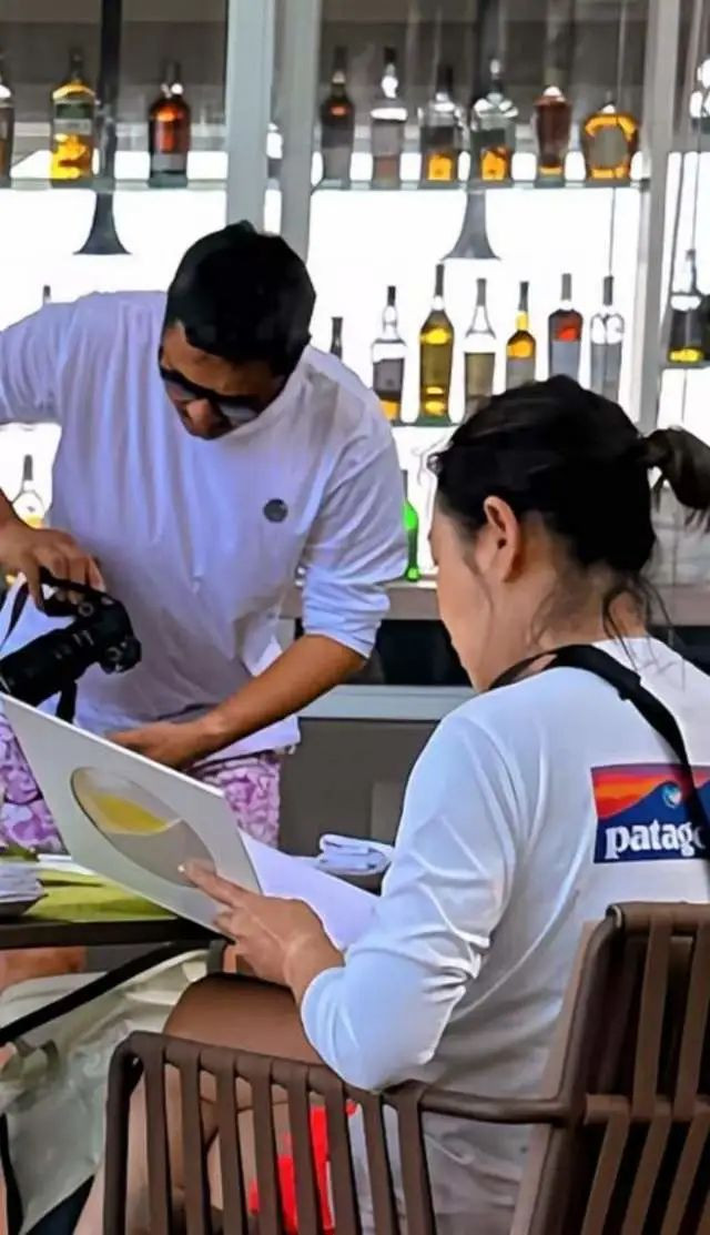 刘若英国外度假，皮肤松弛粗糙，小10岁老公露面 - 人在温哥华网 VanPeople.com