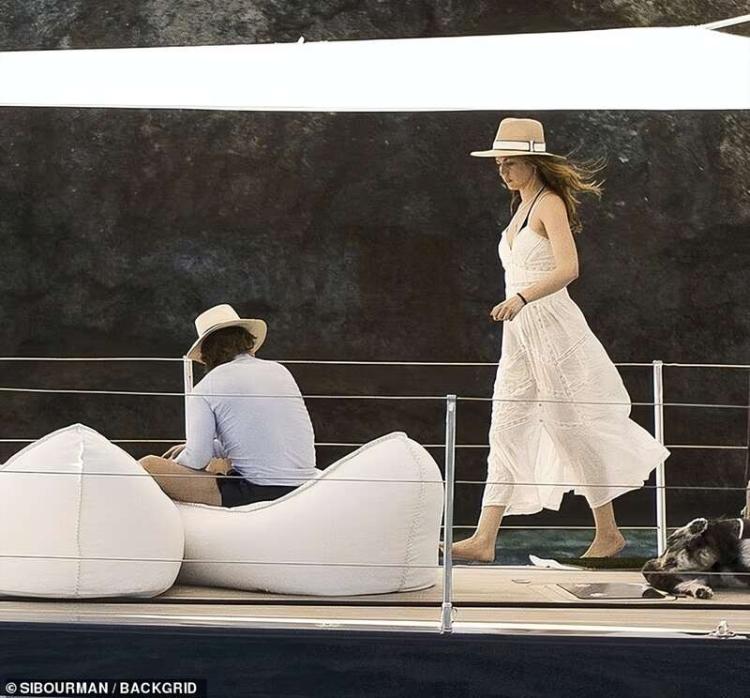 阿汤哥被37岁女友迷住：能满足她的物质需求 - 人在温哥华网 VanPeople.com