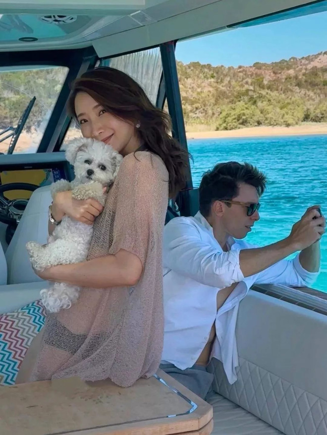 陈赫前妻许婧晒外国帅老公，定居南意坐游艇出海 - 人在温哥华网 VanPeople.com