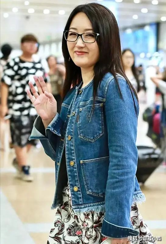 路人镜头下的杨钰莹，54岁无美颜、无P图，披长发戴眼镜像女学生 - 人在温哥华网 VanPeople.com