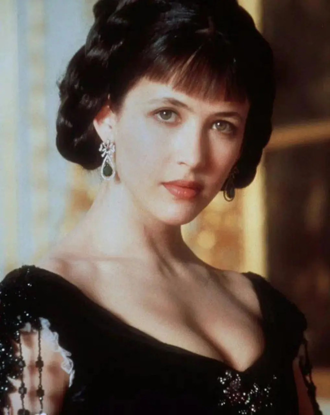 “法兰西玫瑰”苏菲玛索超美写真！魔鬼身材性感火辣 - 人在温哥华网 VanPeople.com