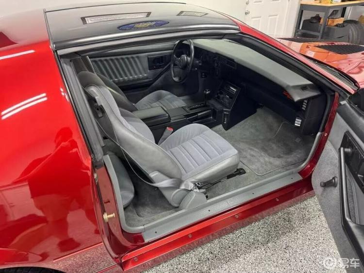 车库尘封37年！104英里雪佛兰科迈罗IROC-Z - 人在温哥华网 VanPeople.com